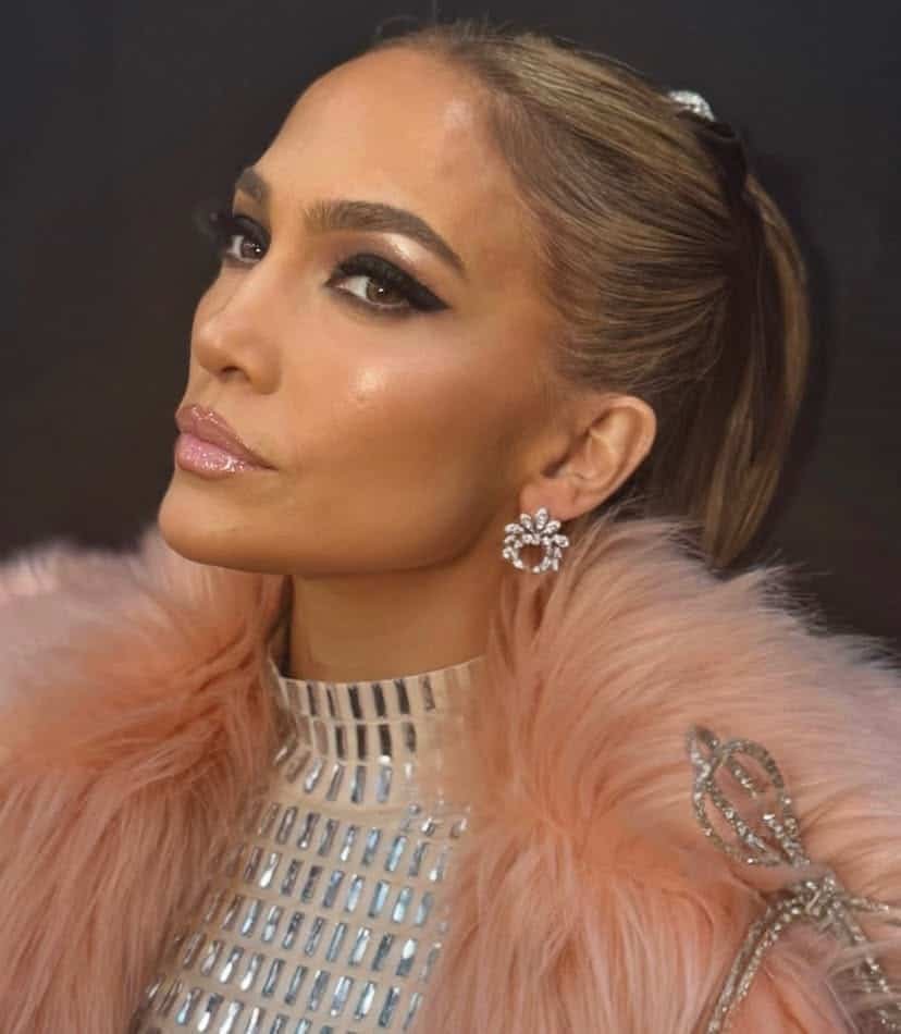 Jennifer Lopez sued for sharing photos of herself - Theirson Diary